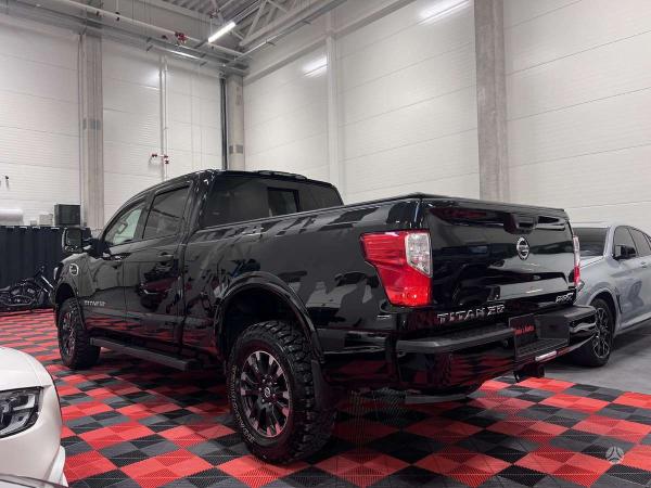 Black Nissan Titan 2019 in Vilnius, with an engine capacity of 4.98 L and mileage of 331 thousand km for 21990 €, photo 6 on AUTOMOTO.COM.LV
