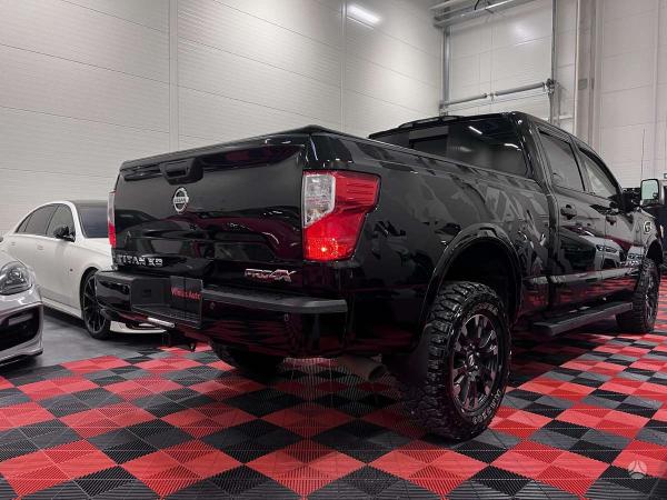 Black Nissan Titan 2019 in Vilnius, with an engine capacity of 4.98 L and mileage of 331 thousand km for 21990 €, photo 9 on AUTOMOTO.COM.LV