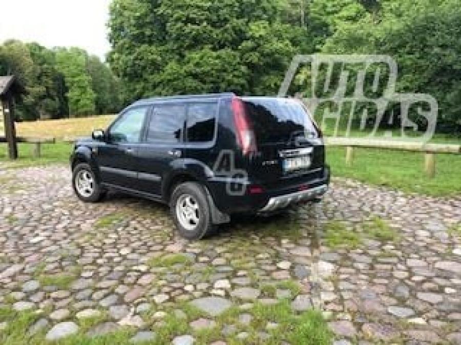 Black Nissan X-Trail 2001 in Alytus, with an engine capacity of 2.20 L and mileage of 299 thousand km for 1900 €, photo 4 on AUTOMOTO.COM.LV