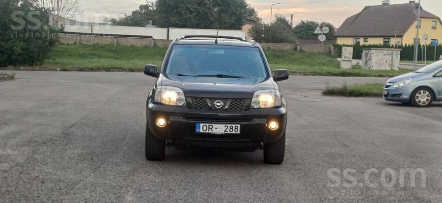 Black Nissan X-Trail 2004 in Riga, with an engine capacity of 2.20 L and mileage of 246 thousand km for 2000 €, photo 4 on AUTOMOTO.COM.LV