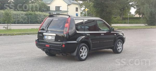 Black Nissan X-Trail 2004 in Riga, with an engine capacity of 2.20 L and mileage of 246 thousand km for 2000 €, photo 5 on AUTOMOTO.COM.LV