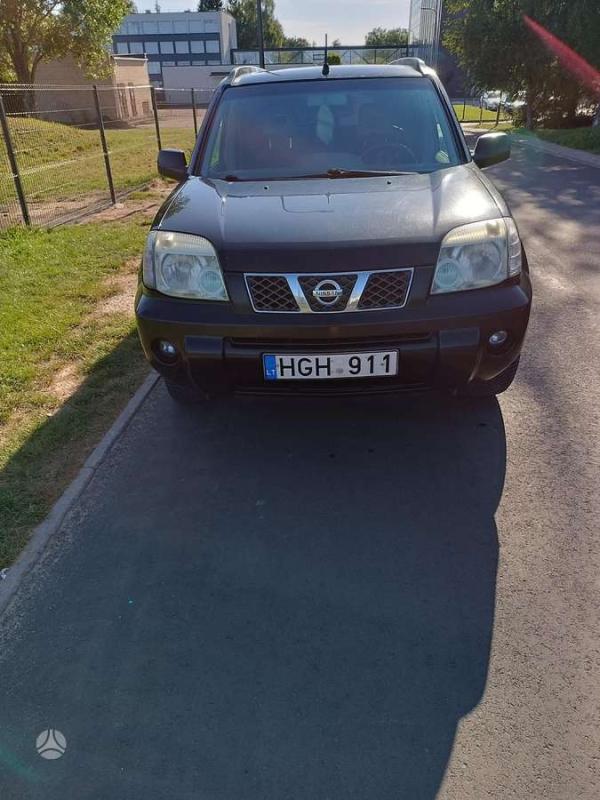 Black Nissan X-Trail 2004 in Kaunas, with an engine capacity of 2.18 L and mileage of 391 thousand km for 1700 €, photo 2 on AUTOMOTO.COM.LV