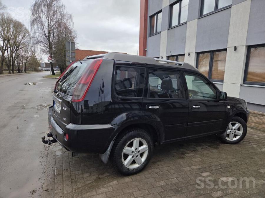 Black Nissan X-Trail 2005 in Bauska, with an engine capacity of 2.20 L and mileage of 263 thousand km for 1900 €, photo 5 on AUTOMOTO.COM.LV