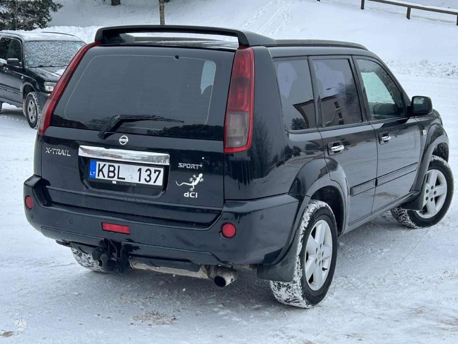 Black Nissan X-Trail 2005 in Ukmerge, with an engine capacity of 2.18 L and mileage of 272 thousand km for 2650 €, photo 4 on AUTOMOTO.COM.LV