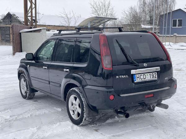 Black Nissan X-Trail 2005 in Moletai, with an engine capacity of 2.18 L and mileage of 283 thousand km for 2450 €, photo 4 on AUTOMOTO.COM.LV