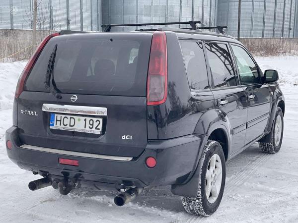 Black Nissan X-Trail 2005 in Moletai, with an engine capacity of 2.18 L and mileage of 283 thousand km for 2450 €, photo 5 on AUTOMOTO.COM.LV