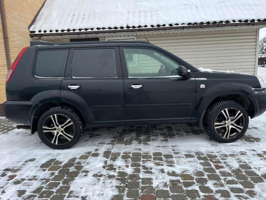 Черный Ниссан ИксТрейл 2005 в Плунге, объемом двигателя 2.18 л и пробегом 198 тыс. км за 2950 €, фото 4 на AUTOMOTO.COM.LV