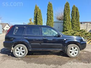 Black Nissan X-Trail 2005 in Daugavpils, with an engine capacity of 2.00 L and mileage of 319 thousand km for 3500 €, photo  on AUTOMOTO.COM.LV
