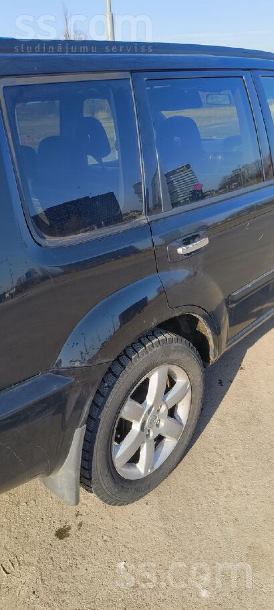 Black Nissan X-Trail 2005 in Riga, with an engine capacity of 2.20 L and mileage of 317 thousand km for 3800 €, photo 3 on AUTOMOTO.COM.LV