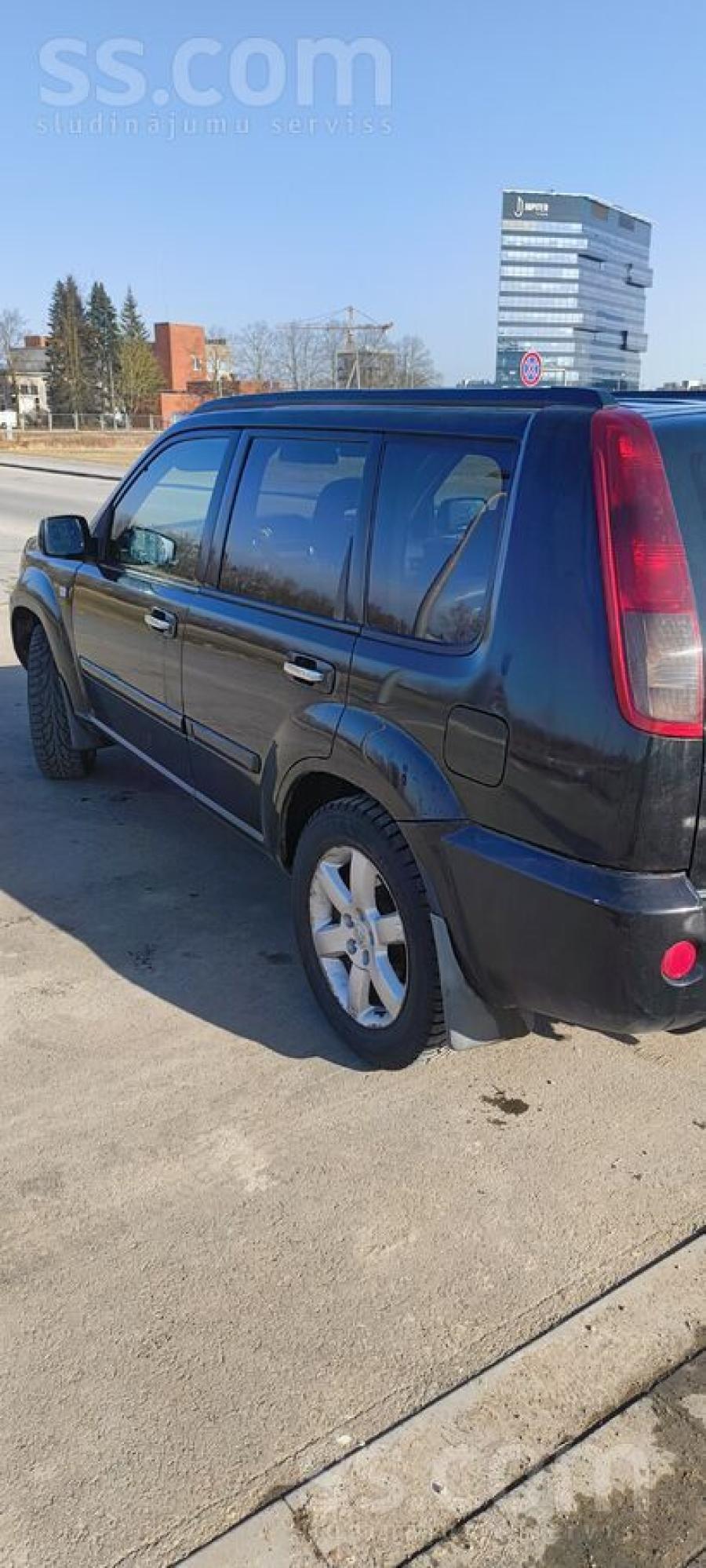 Black Nissan X-Trail 2005 in Riga, with an engine capacity of 2.20 L and mileage of 317 thousand km for 3800 €, photo 5 on AUTOMOTO.COM.LV