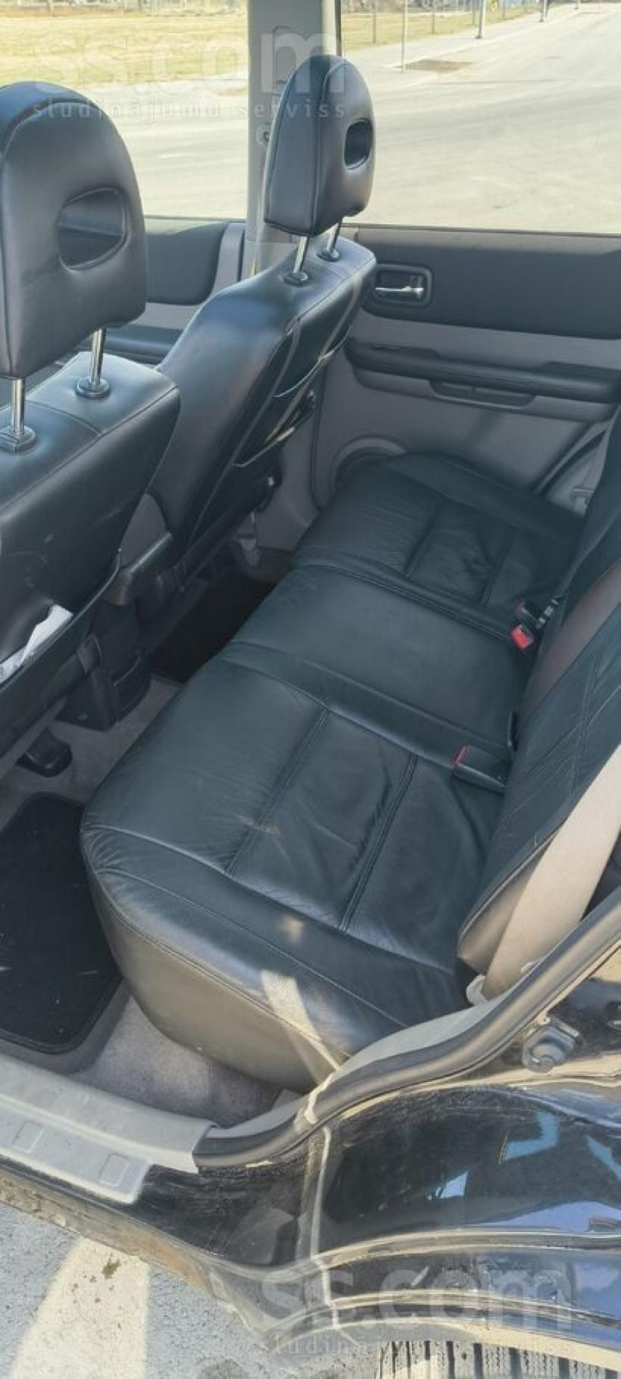 Black Nissan X-Trail 2005 in Riga, with an engine capacity of 2.20 L and mileage of 317 thousand km for 3800 €, photo 7 on AUTOMOTO.COM.LV