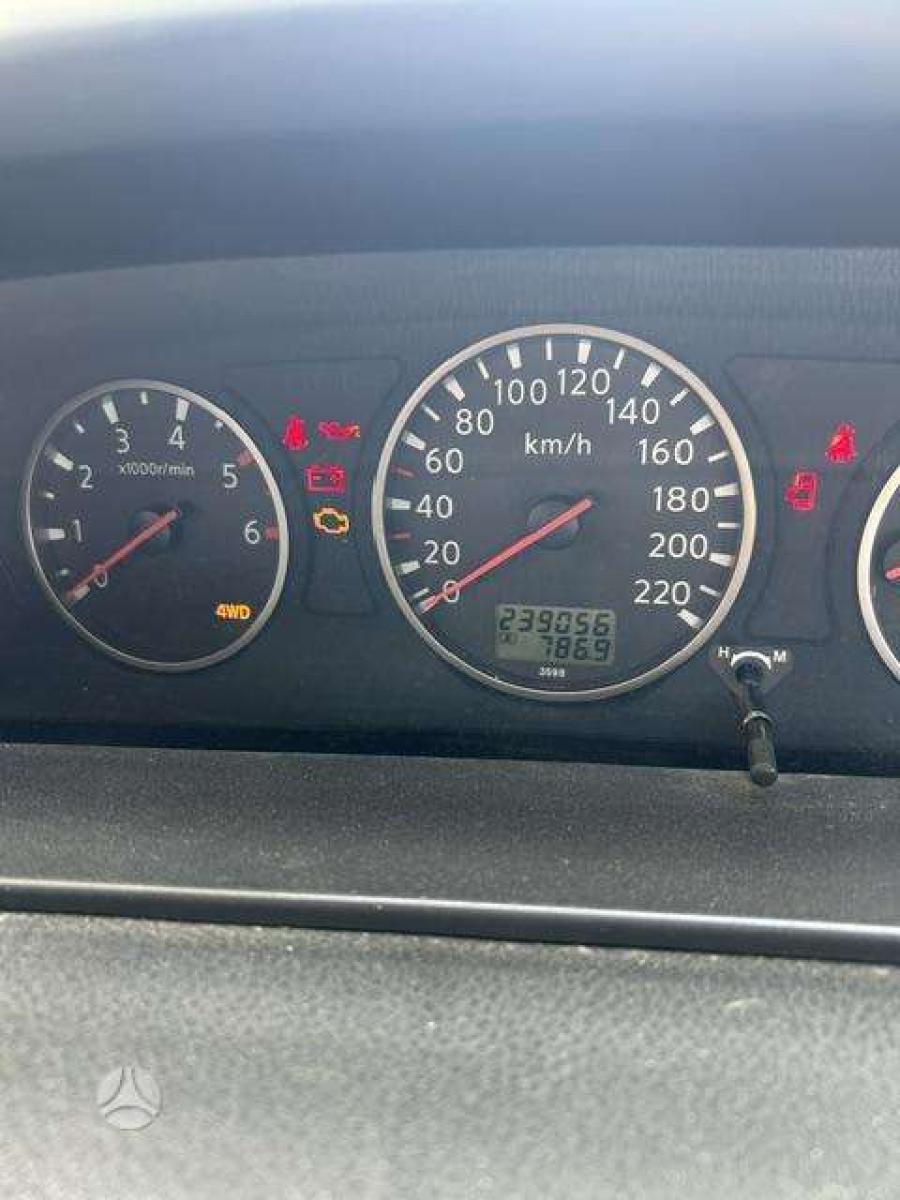 Black Nissan X-Trail 2005 in Vilnius, with an engine capacity of 2.18 L and mileage of 239 thousand km for 1300 €, photo 12 on AUTOMOTO.COM.LV