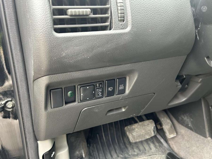 Black Nissan X-Trail 2005 in Ukmerge, with an engine capacity of 2.50 L and mileage of 247 thousand km for 1950 €, photo 13 on AUTOMOTO.COM.LV