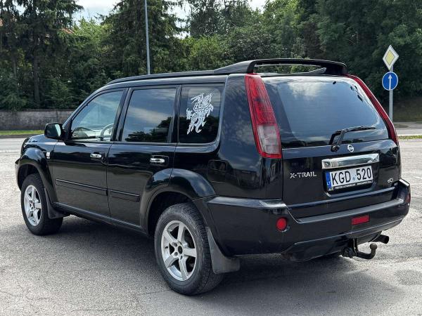 Black Nissan X-Trail 2005 in Ukmerge, with an engine capacity of 2.18 L and mileage of 309 thousand km for 1800 €, photo 3 on AUTOMOTO.COM.LV