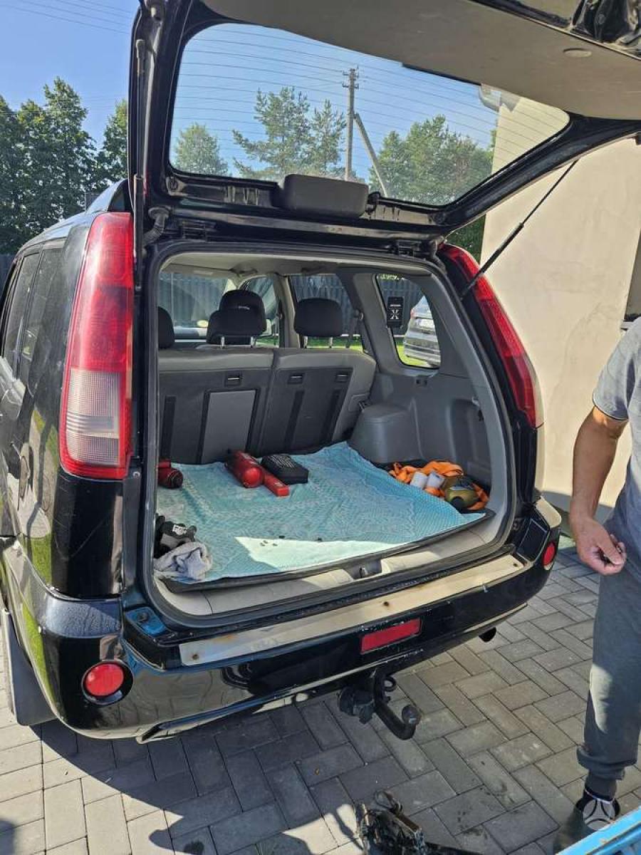 Black Nissan X-Trail 2005 in Kursenai, with an engine capacity of 2.18 L and mileage of 250 thousand km for 1600 €, photo 7 on AUTOMOTO.COM.LV