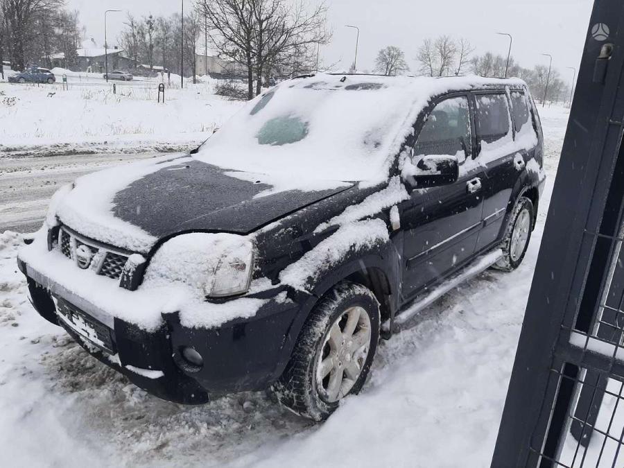 Black Nissan X-Trail 2006 in Kaunas, with an engine capacity of 2.00 L and mileage of 250 thousand km for 2300 €, photo 1 on AUTOMOTO.COM.LV