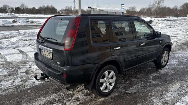 Black Nissan X-Trail 2006 in Vilnius, with an engine capacity of 2.18 L and mileage of 331 thousand km for 2200 €, photo 3 on AUTOMOTO.COM.LV