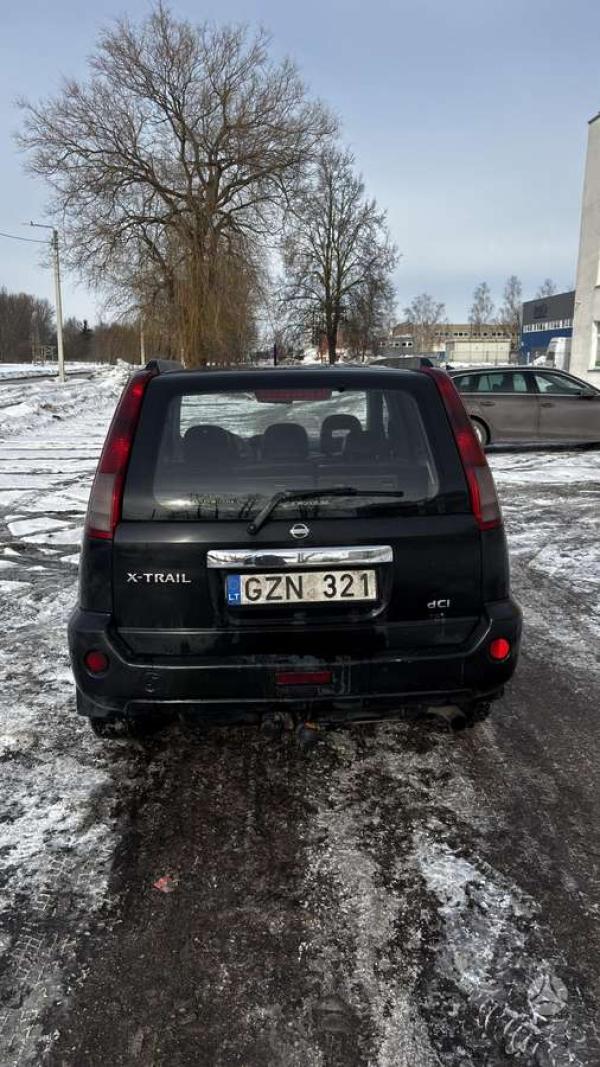 Black Nissan X-Trail 2006 in Vilnius, with an engine capacity of 2.18 L and mileage of 331 thousand km for 2200 €, photo 8 on AUTOMOTO.COM.LV