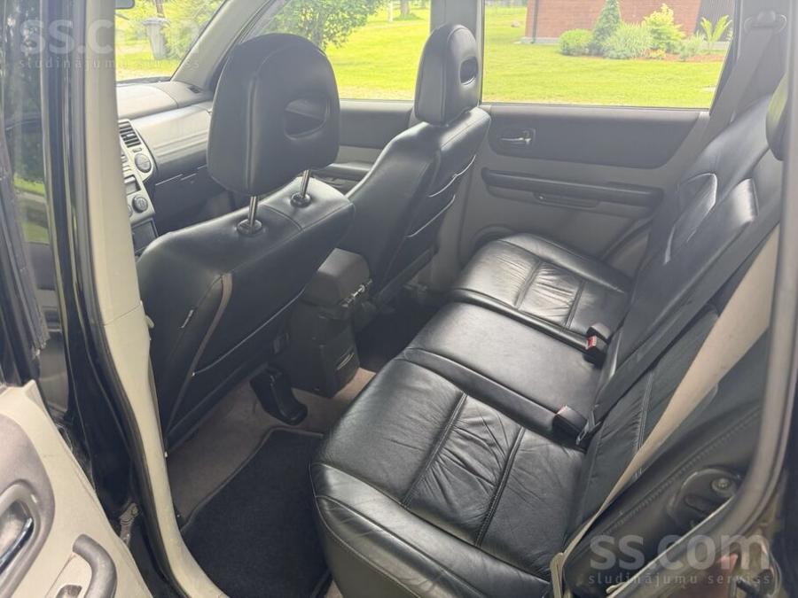 Black Nissan X-Trail 2006 in Riga, with an engine capacity of 2.20 L and mileage of 294 thousand km for 1650 €, photo 5 on AUTOMOTO.COM.LV