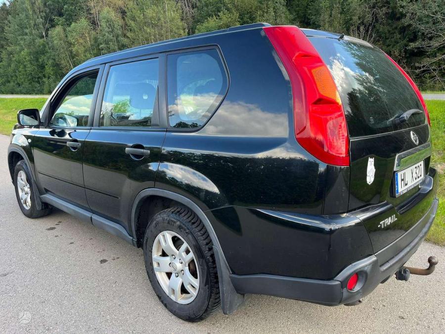 Black Nissan X-Trail 2007 in Plunge, with an engine capacity of 2.00 L and mileage of 260 thousand km for 3850 €, photo 4 on AUTOMOTO.COM.LV