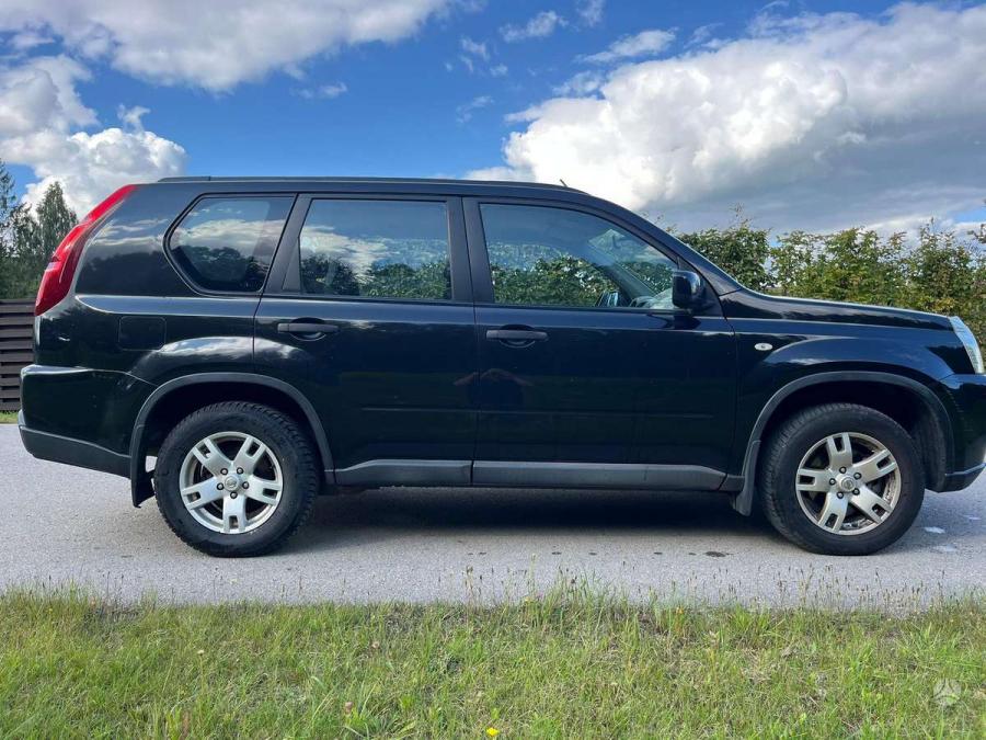 Black Nissan X-Trail 2007 in Plunge, with an engine capacity of 2.00 L and mileage of 260 thousand km for 3850 €, photo 7 on AUTOMOTO.COM.LV