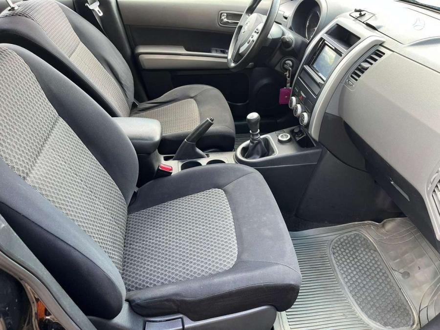 Black Nissan X-Trail 2007 in Plunge, with an engine capacity of 2.00 L and mileage of 260 thousand km for 3850 €, photo 10 on AUTOMOTO.COM.LV