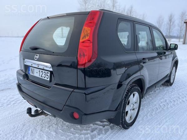 Black Nissan X-Trail 2008 in Valmiera, with an engine capacity of 2.50 L and mileage of 0 thousand km for 4450 €, photo 3 on AUTOMOTO.COM.LV