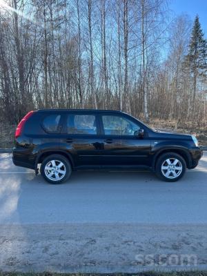 Black Nissan X-Trail 2008 in Valmiera, with an engine capacity of 2.50 L and mileage of 381 thousand km for 2760 €, photo 3 on AUTOMOTO.COM.LV
