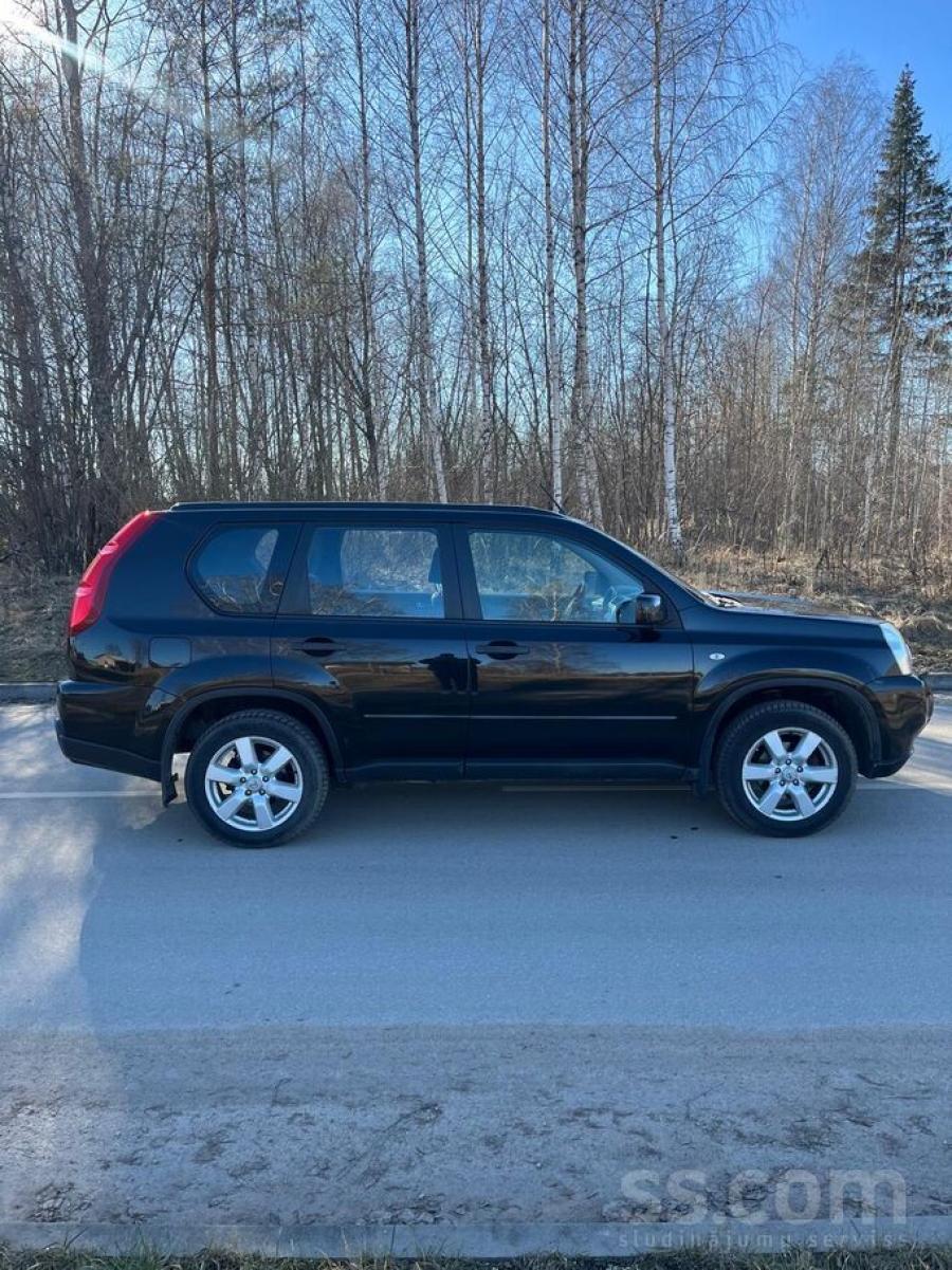 Black Nissan X-Trail 2008 in Valmiera, with an engine capacity of 2.50 L and mileage of 381 thousand km for 2760 €, photo 3 on AUTOMOTO.COM.LV