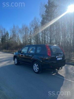 Black Nissan X-Trail 2008 in Valmiera, with an engine capacity of 2.50 L and mileage of 381 thousand km for 2760 €, photo 4 on AUTOMOTO.COM.LV