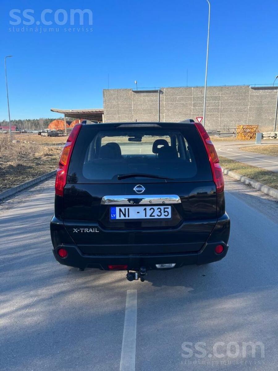 Black Nissan X-Trail 2008 in Valmiera, with an engine capacity of 2.50 L and mileage of 381 thousand km for 2760 €, photo 5 on AUTOMOTO.COM.LV