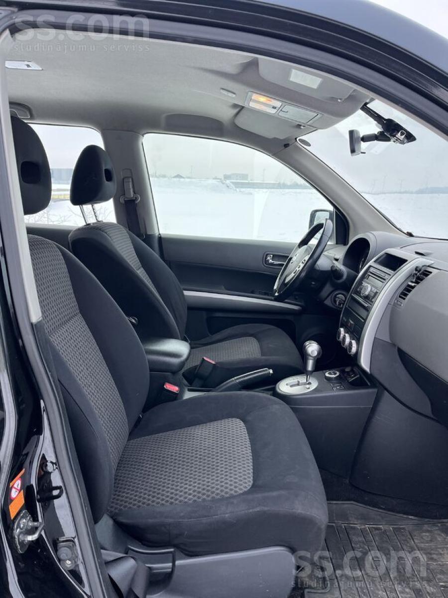 Black Nissan X-Trail 2008 in Valmiera, with an engine capacity of 2.50 L and mileage of 381 thousand km for 2760 €, photo 9 on AUTOMOTO.COM.LV