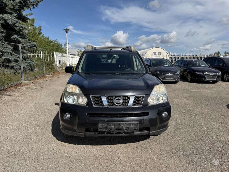 Black Nissan X-Trail 2008 in Marijampole, with an engine capacity of 2.00 L and mileage of 305 thousand km for 2750 €, photo 1 on AUTOMOTO.COM.LV