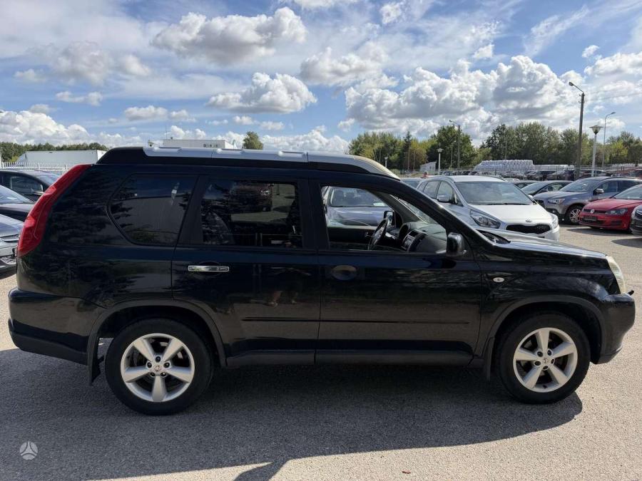 Black Nissan X-Trail 2008 in Marijampole, with an engine capacity of 2.00 L and mileage of 305 thousand km for 2750 €, photo 4 on AUTOMOTO.COM.LV