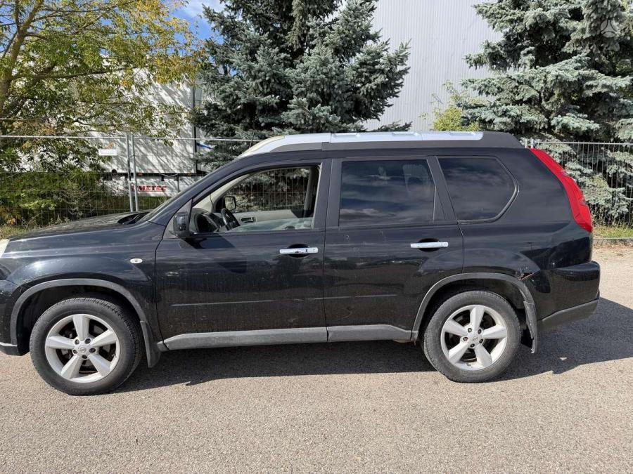 Black Nissan X-Trail 2008 in Marijampole, with an engine capacity of 2.00 L and mileage of 305 thousand km for 2750 €, photo 7 on AUTOMOTO.COM.LV