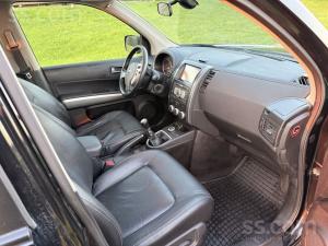 Black Nissan X-Trail 2009 in Riga, with an engine capacity of 2.00 L and mileage of 383 thousand km for 3500 €, photo 8 on AUTOMOTO.COM.LV