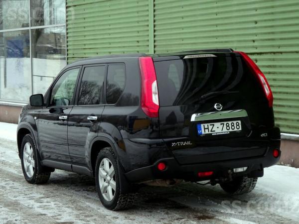 Black Nissan X-Trail 2011 in Riga, with an engine capacity of 2.00 L and mileage of 268 thousand km for 6800 €, photo 4 on AUTOMOTO.COM.LV