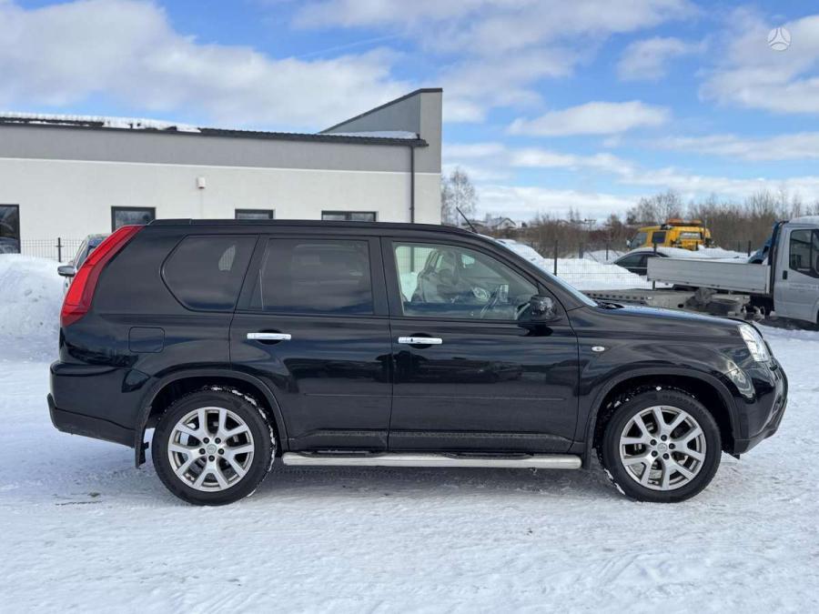 Black Nissan X-Trail 2011 in Siauliai, with an engine capacity of 2.00 L and mileage of 281 thousand km for 6400 €, photo 7 on AUTOMOTO.COM.LV