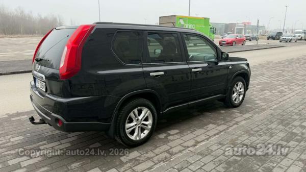 Black Nissan X-Trail 2011 in Tallinn, with an engine capacity of 2.00 L and mileage of 217 thousand km for 5600 €, photo 4 on AUTOMOTO.COM.LV