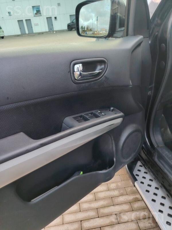 Black Nissan X-Trail 2011 in Rezekne, with an engine capacity of 2.00 L and mileage of 246 thousand km for 6390 €, photo 2 on AUTOMOTO.COM.LV