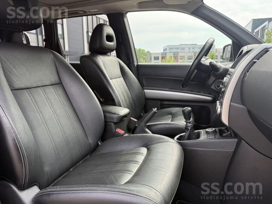 Black Nissan X-Trail 2012 in Riga, with an engine capacity of 2.00 L and mileage of 260 thousand km for 9400 €, photo 17 on AUTOMOTO.COM.LV