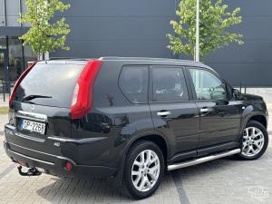 Black Nissan X-Trail 2012 in Riga, with an engine capacity of 2.00 L and mileage of 260 thousand km for 9400 €, photo 5 on AUTOMOTO.COM.LV