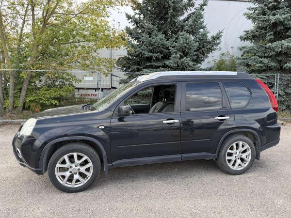 Black Nissan X-Trail 2012 in Marijampole, with an engine capacity of 2.00 L and mileage of 260 thousand km for 4950 €, photo 5 on AUTOMOTO.COM.LV