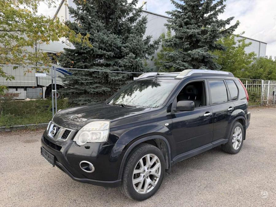 Black Nissan X-Trail 2012 in Marijampole, with an engine capacity of 2.00 L and mileage of 260 thousand km for 4950 €, photo 8 on AUTOMOTO.COM.LV