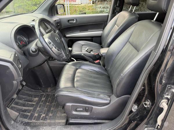 Black Nissan X-Trail 2012 in Marijampole, with an engine capacity of 2.00 L and mileage of 260 thousand km for 4950 €, photo 10 on AUTOMOTO.COM.LV