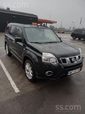 Black Nissan X-Trail 2013 in Riga, with an engine capacity of 2.00 L and mileage of 281 thousand km for 3500 €, photo 5 on AUTOMOTO.COM.LV