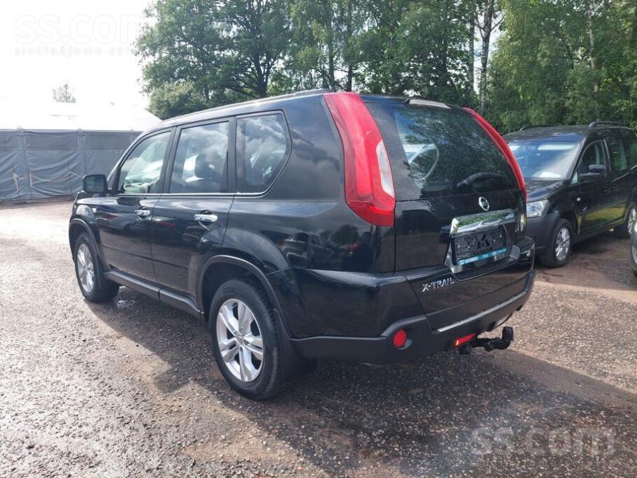 Black Nissan X-Trail 2014 in Cesis, with an engine capacity of 2.00 L and mileage of 183 thousand km for 12990 €, photo 4 on AUTOMOTO.COM.LV