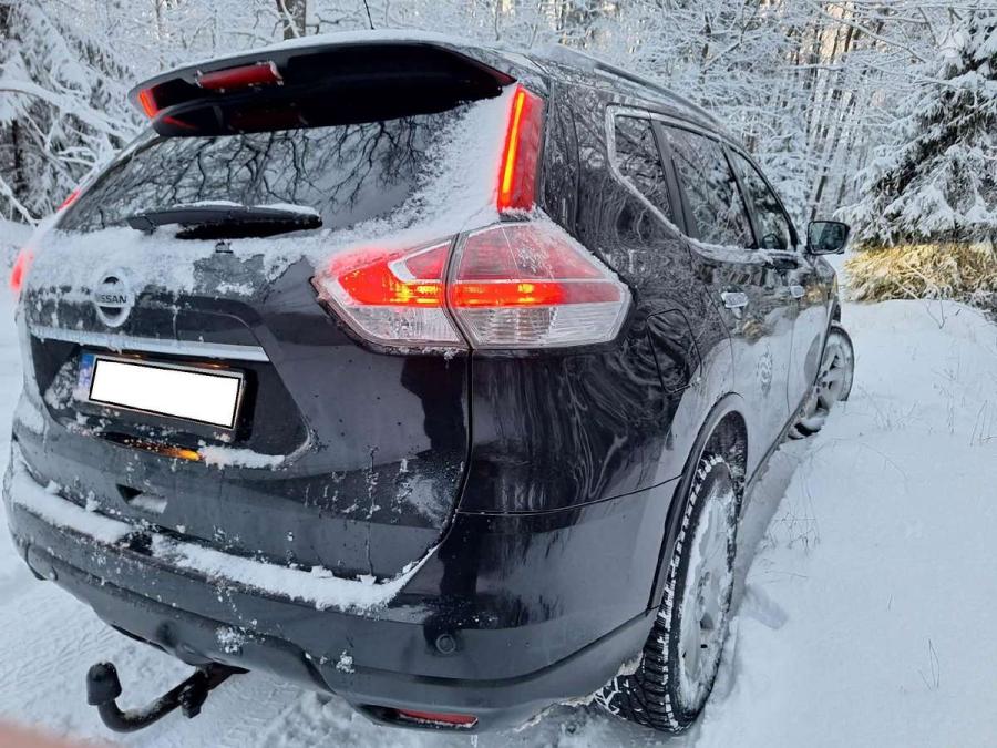 Black Nissan X-Trail 2014 in Klaipeda, with an engine capacity of 1.60 L and mileage of 305 thousand km for 7700 €, photo 6 on AUTOMOTO.COM.LV