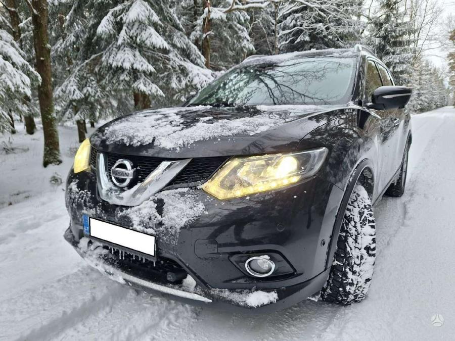 Black Nissan X-Trail 2014 in Klaipeda, with an engine capacity of 1.60 L and mileage of 305 thousand km for 7700 €, photo 7 on AUTOMOTO.COM.LV