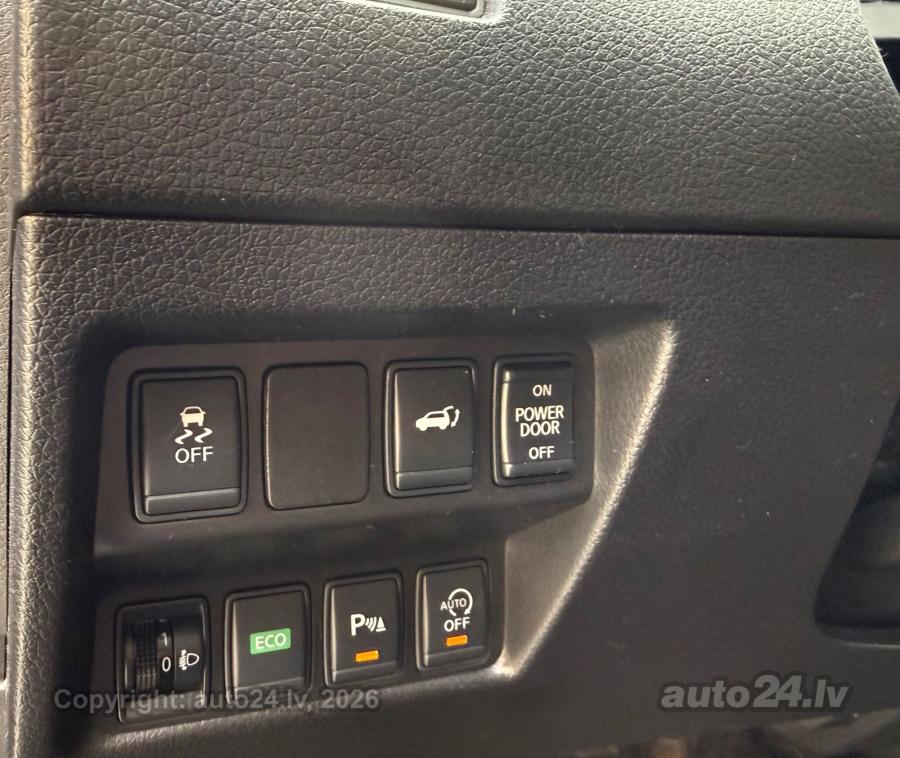 Black Nissan X-Trail 2014 in Tallinn, with an engine capacity of 1.60 L and mileage of 247 thousand km for 7990 €, photo 13 on AUTOMOTO.COM.LV